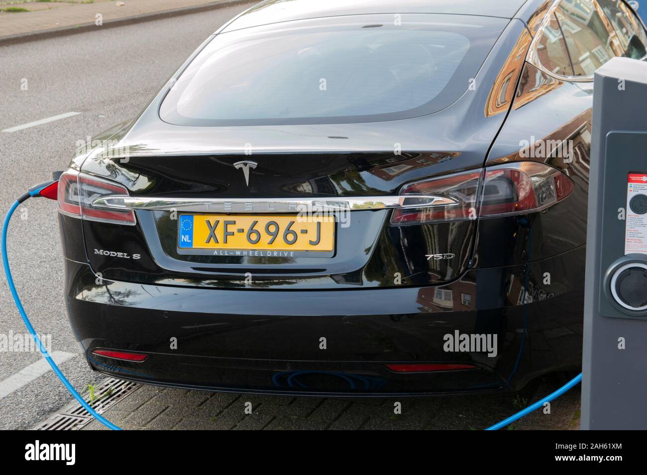 Tesla icon hi-res stock photography and images - Alamy