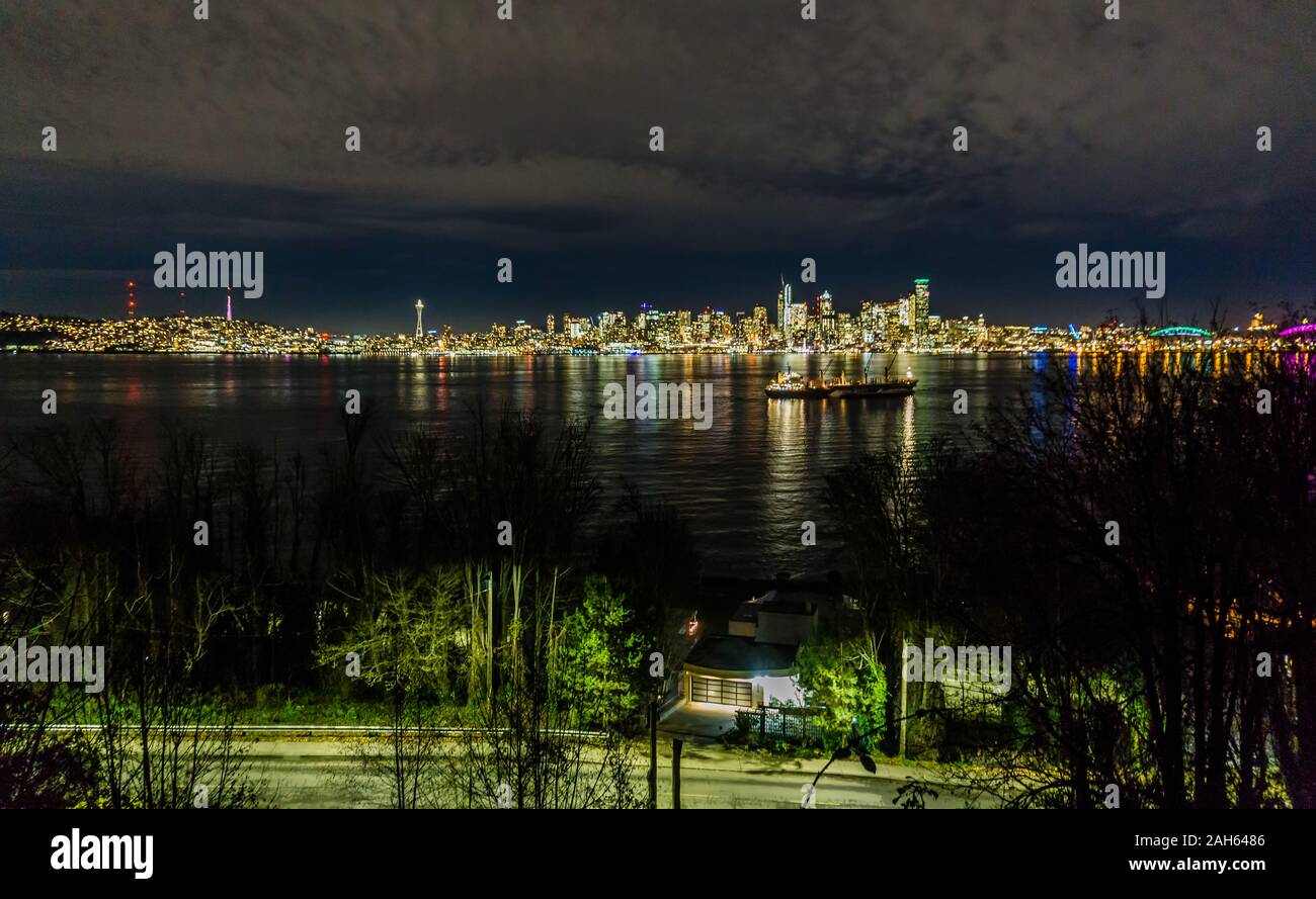 A view of the Seattle skyline at night Stock Photo - Alamy