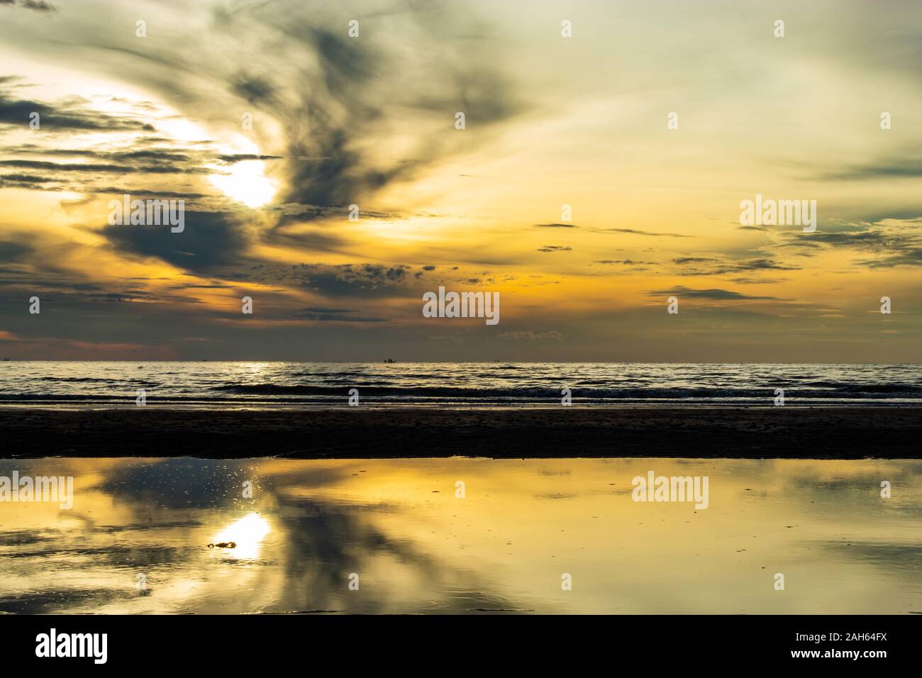 The morning sun light in the sea Stock Photo - Alamy