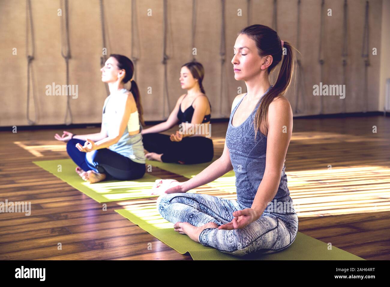 Tibetan singing bowl in sound therapy Stock Photo - Alamy Tibetan singing bowl in sound therapy Stock Photo - Alamy