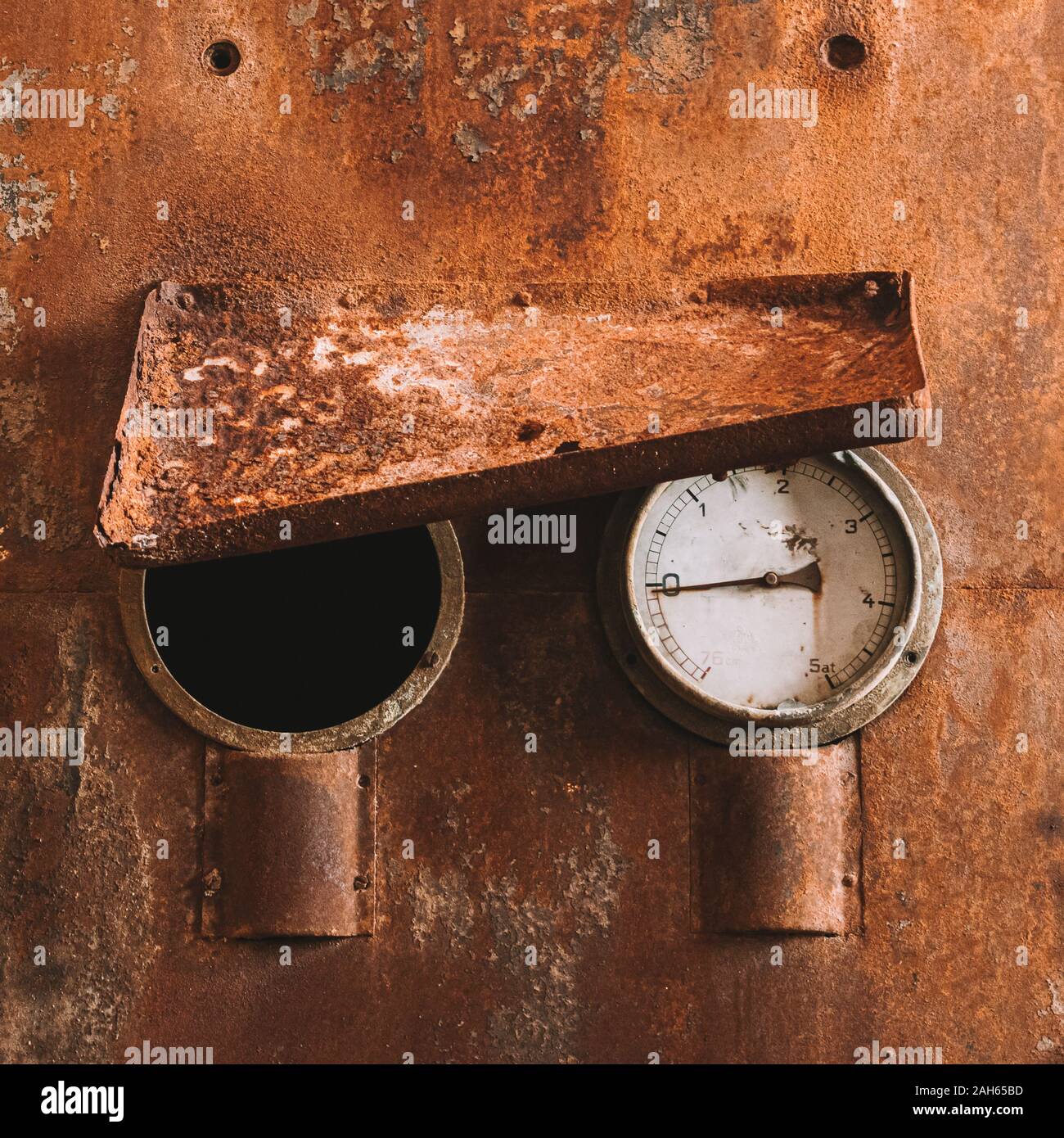 Round gauge meter on rusted machine Stock Photo - Alamy