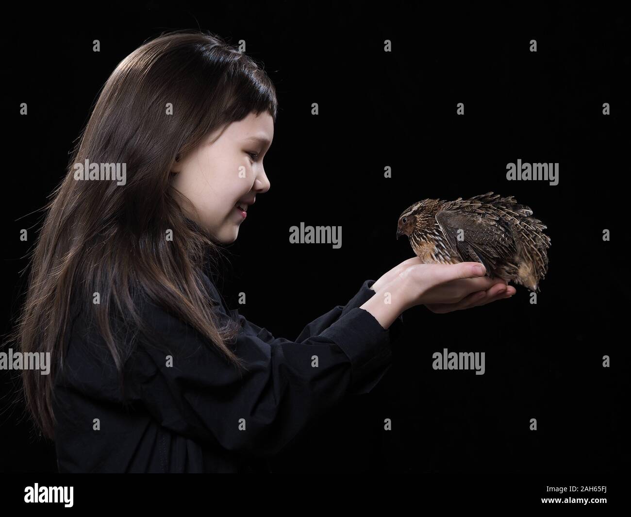 Child holding a feather hi-res stock photography and images - Alamy