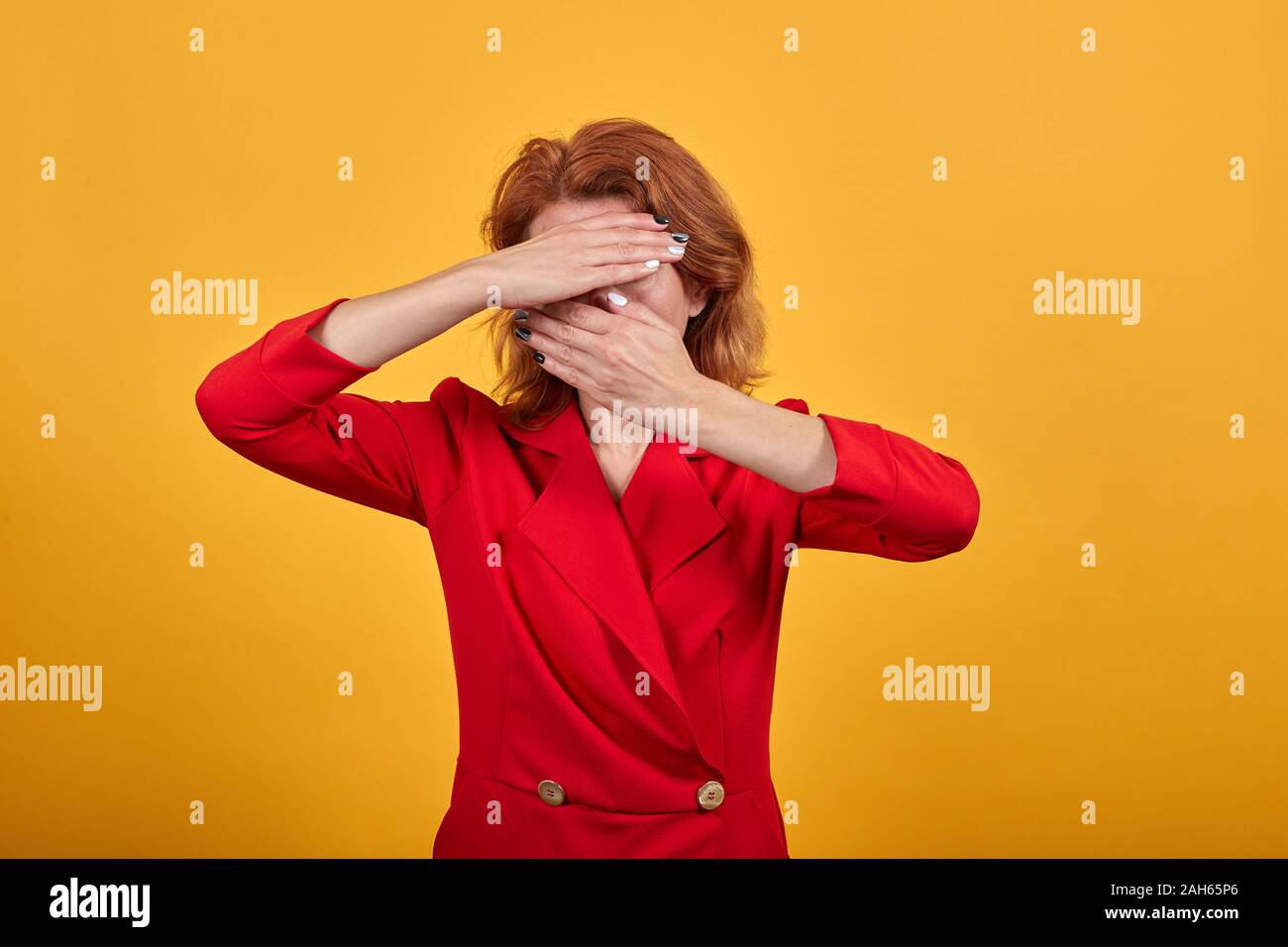 Women Wearing Face Covering High Resolution Stock Photography and ...