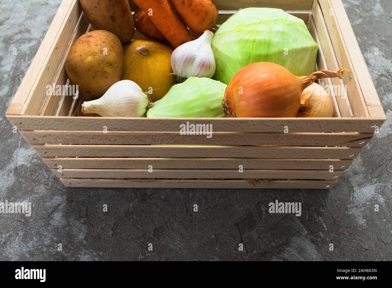 Box of vegetables hi-res stock photography and images - Alamy