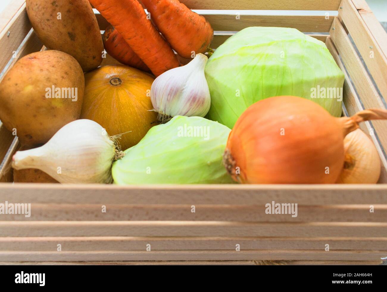 Box of vegetables hi-res stock photography and images - Alamy