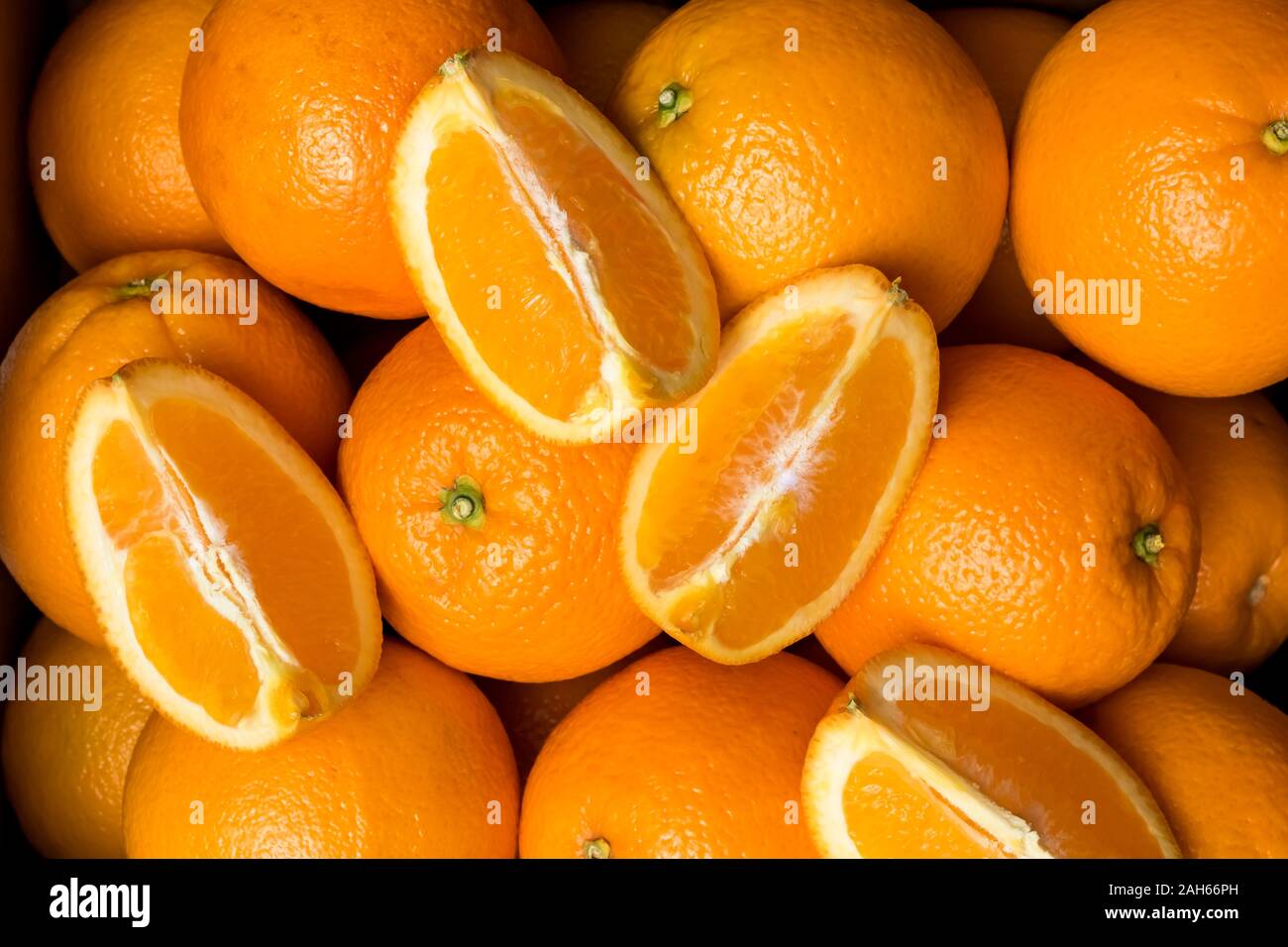Case of fresh navel oranges Stock Photo - Alamy