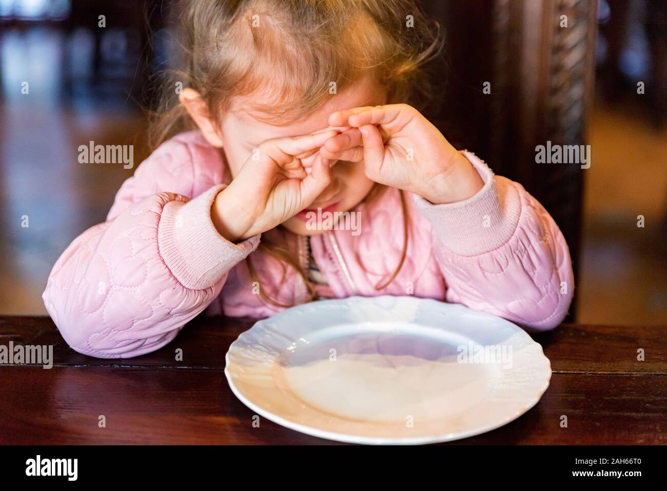 Child hungry empty plate hi-res stock photography and images - Alamy