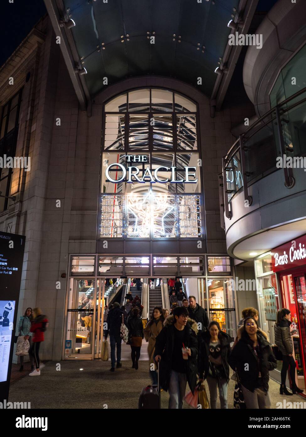 The Oracle Shopping Centre, at Xmass, Reading, Berkshire, England, UK ...