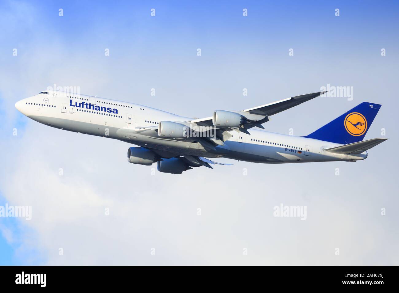 Landing boeing 747 of lufthansa hi-res stock photography and images - Alamy
