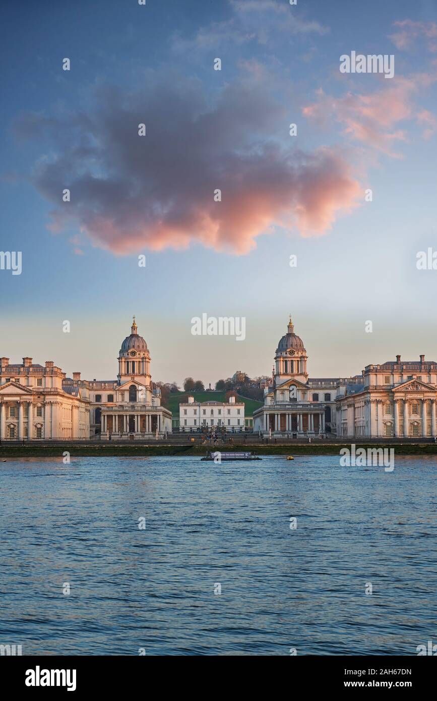 Greenwich view from isle of dogs hi-res stock photography and images ...