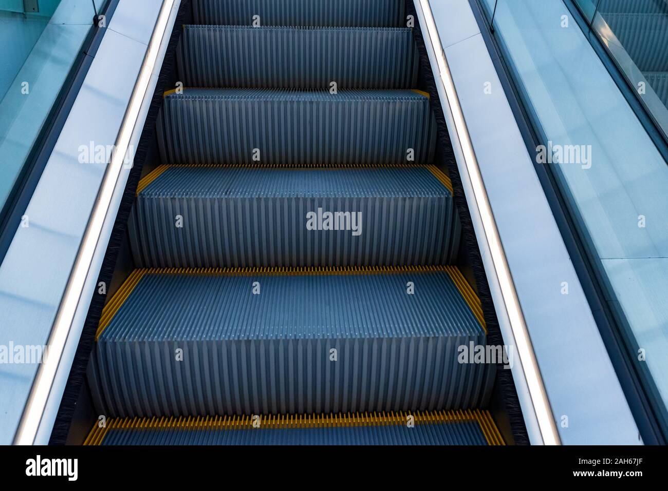 Floor escalator roof hi-res stock photography and images - Alamy