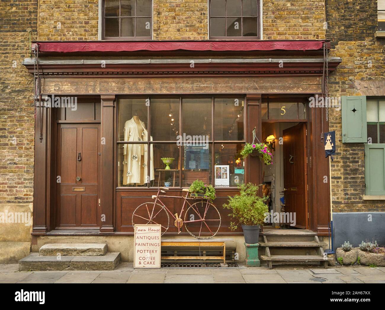 Vintage shop in spitalfields hi-res stock photography and images - Alamy