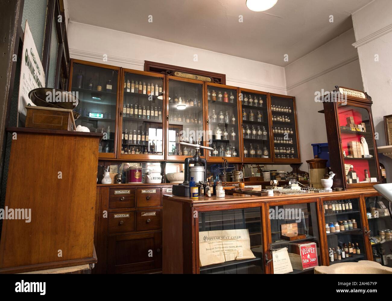Old chemist shop interior hi-res stock photography and images - Alamy
