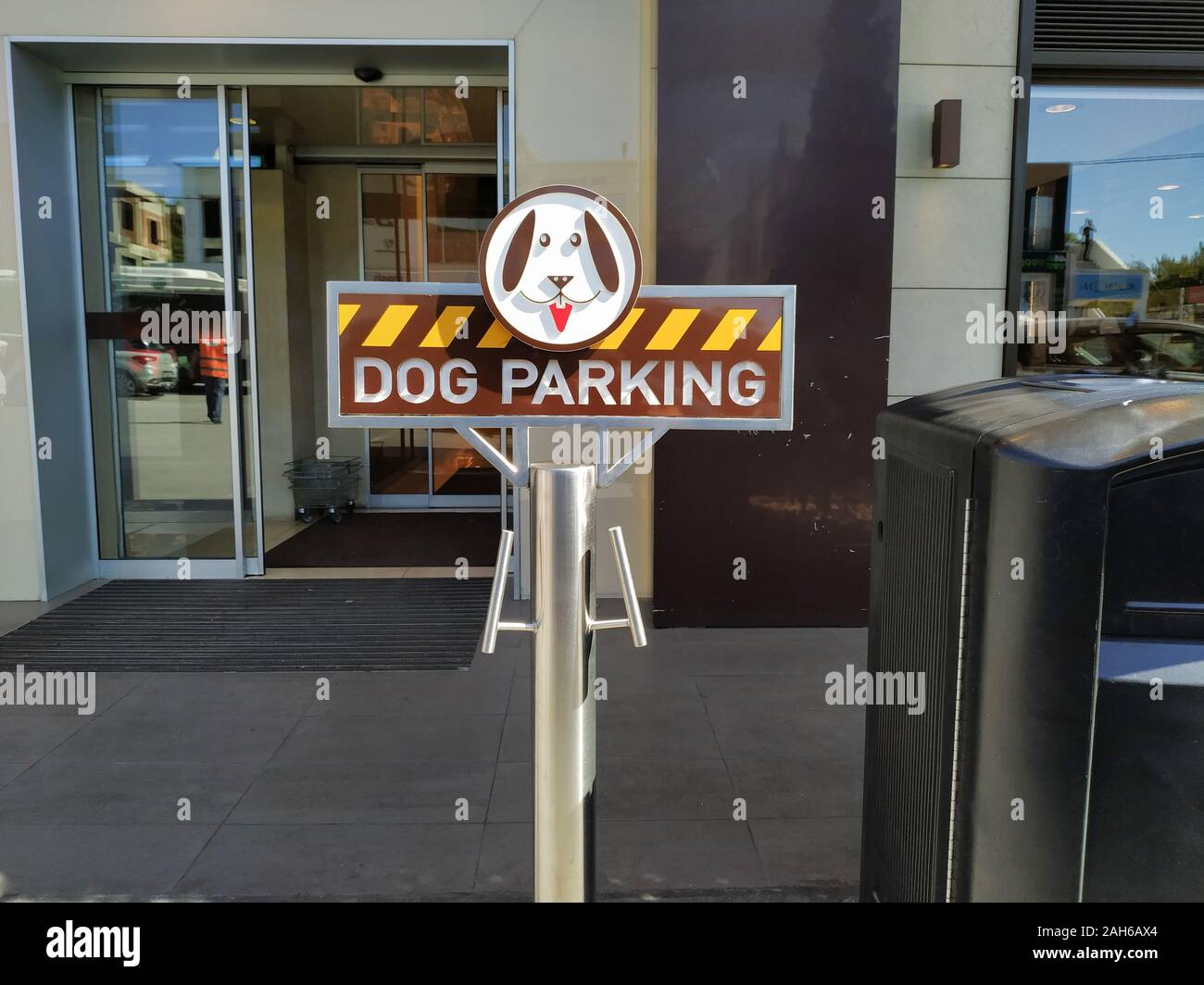 Dog parking sign hi-res stock photography and images - Alamy