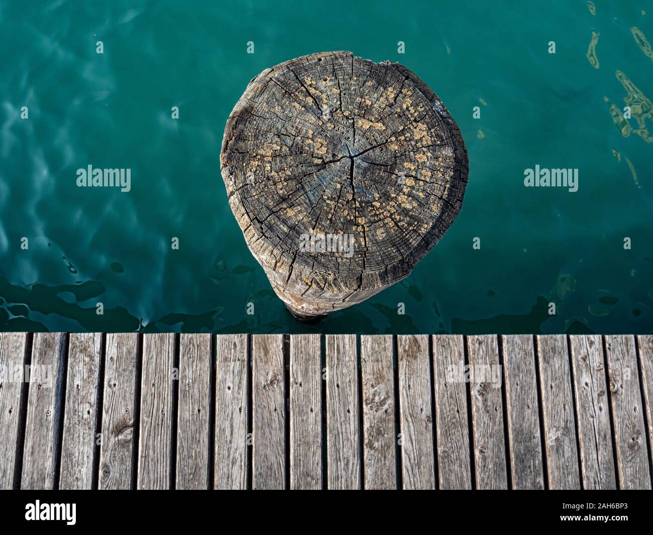 Wood mooring pole viewed from the top Stock Photo - Alamy
