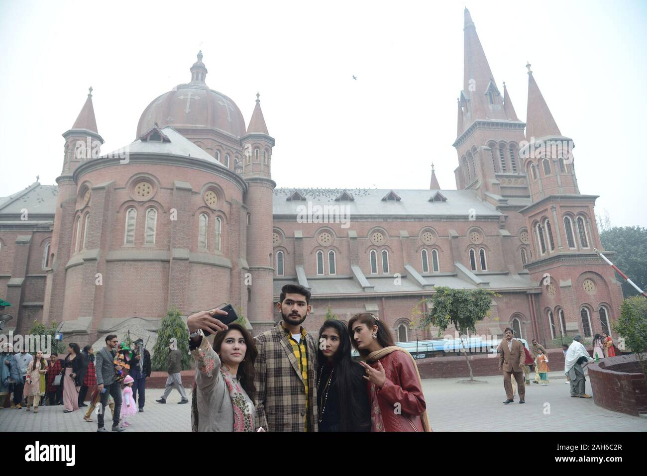 Lahore, Pakistan. 25th Dec, 2019. Pakistani Christian devotees attend ...