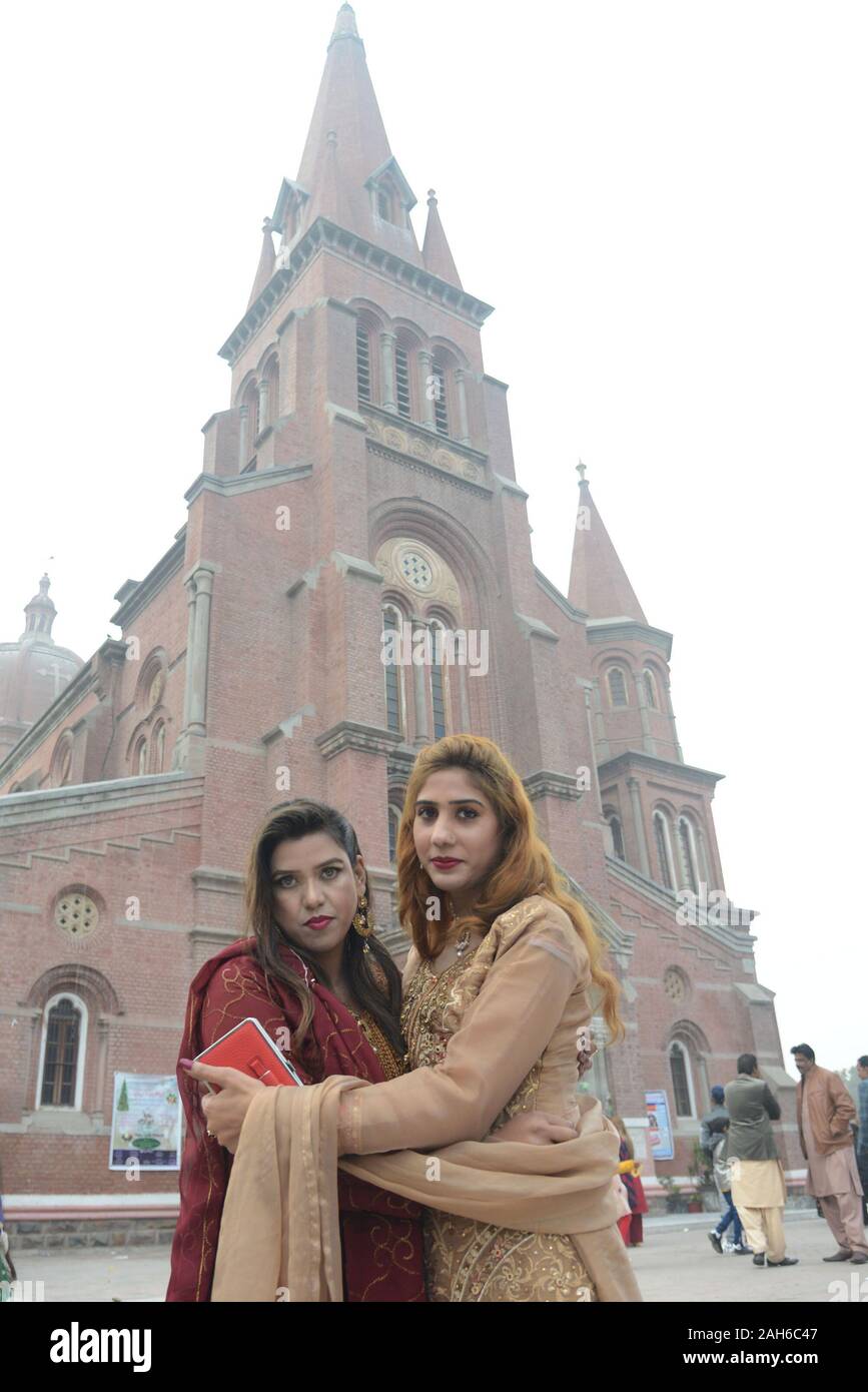 Lahore, Pakistan. 25th Dec, 2019. Pakistani Christian devotees attend ...