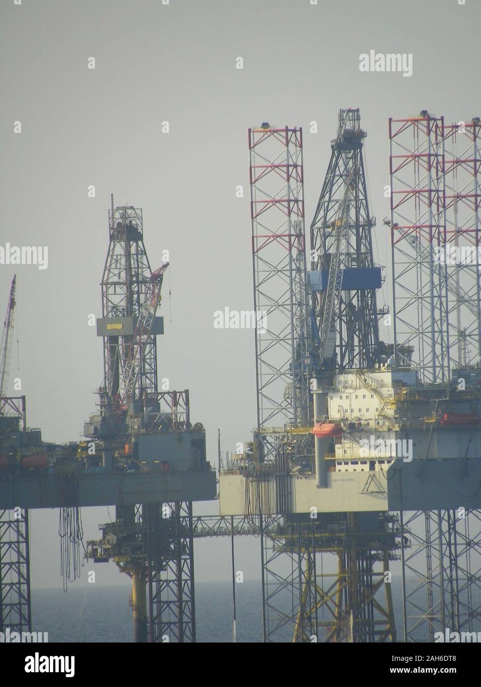 ENSCO 72 jack-up rig in English waters, North Sea Stock Photo - Alamy