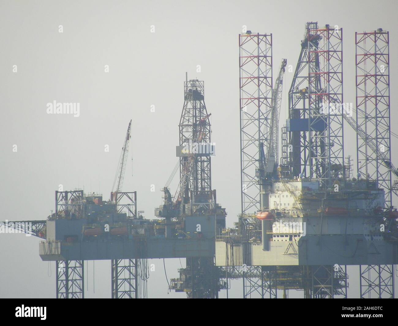 ENSCO 72 jack-up rig in English waters, North Sea Stock Photo - Alamy