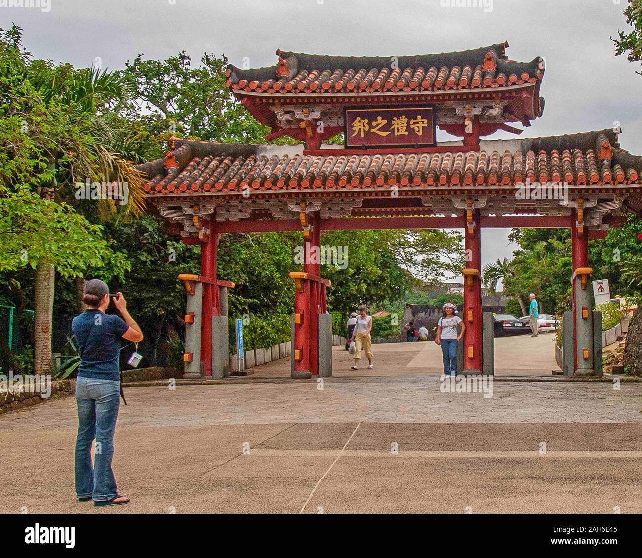 Naha, Okinawa, Ryukyu Islands. 1st Nov, 2006. A tourist photograhs her ...