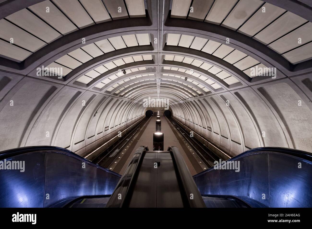 Curved concrete ceiling hi-res stock photography and images - Alamy