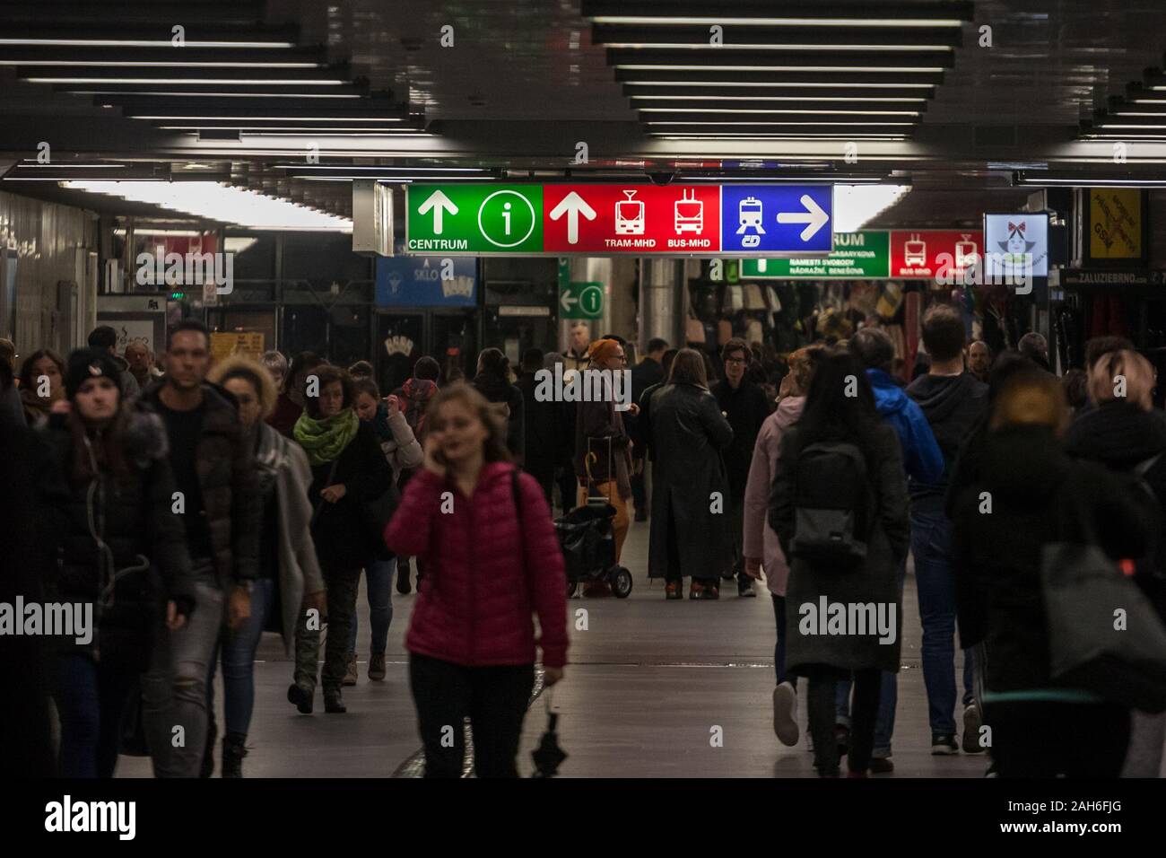 Crowd public transport hi-res stock photography and images - Alamy