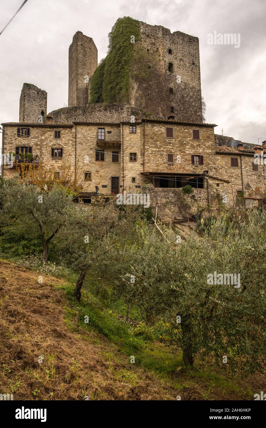 Tuscany castle ruins hi-res stock photography and images - Alamy