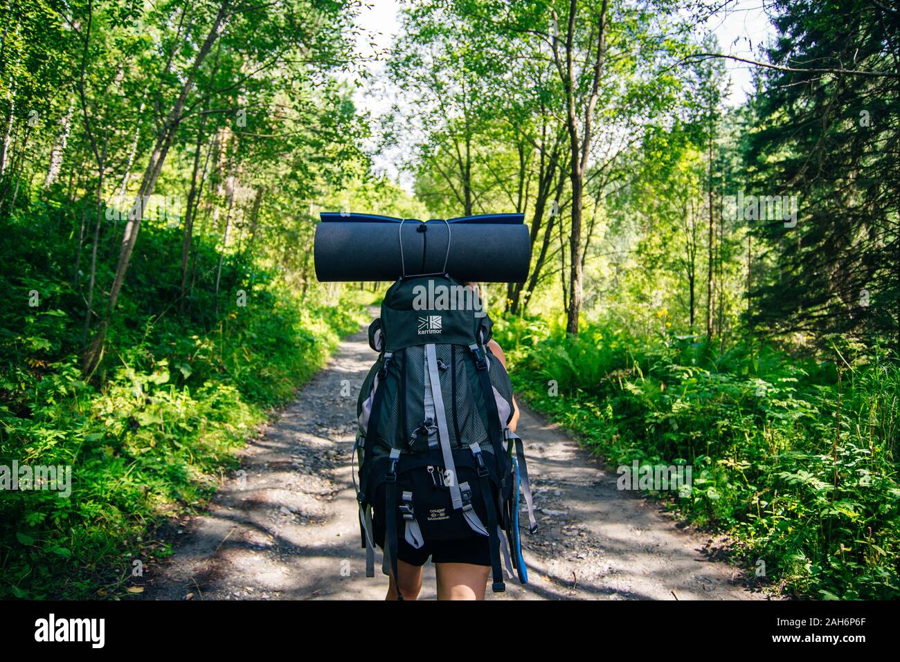 woman hiker in hike with a big backpack back view Stock Photo - Alamy