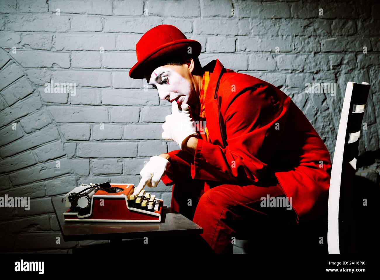 Mime in red suit hi-res stock photography and images - Alamy