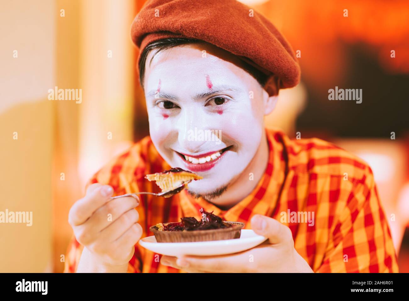 Man eats cake spoon hi-res stock photography and images - Alamy