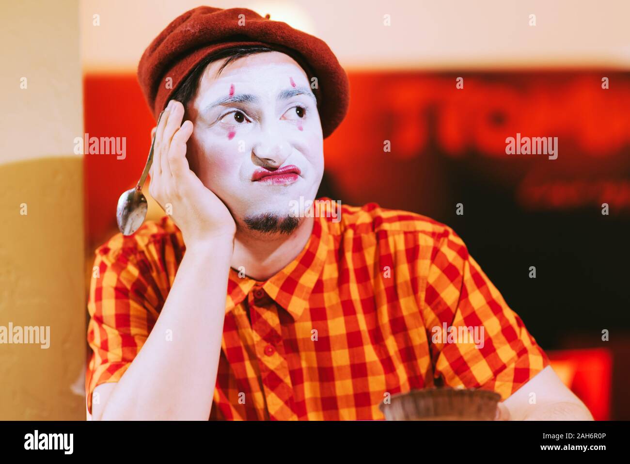 Clown cake hi-res stock photography and images - Alamy