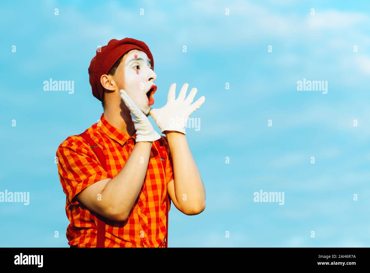 Actor shows pantomime against hi-res stock photography and images - Alamy