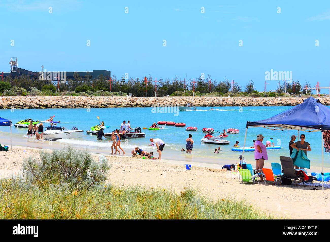 beach goers having fun on Boxing day at the Foreshore beach Stock Photo ...