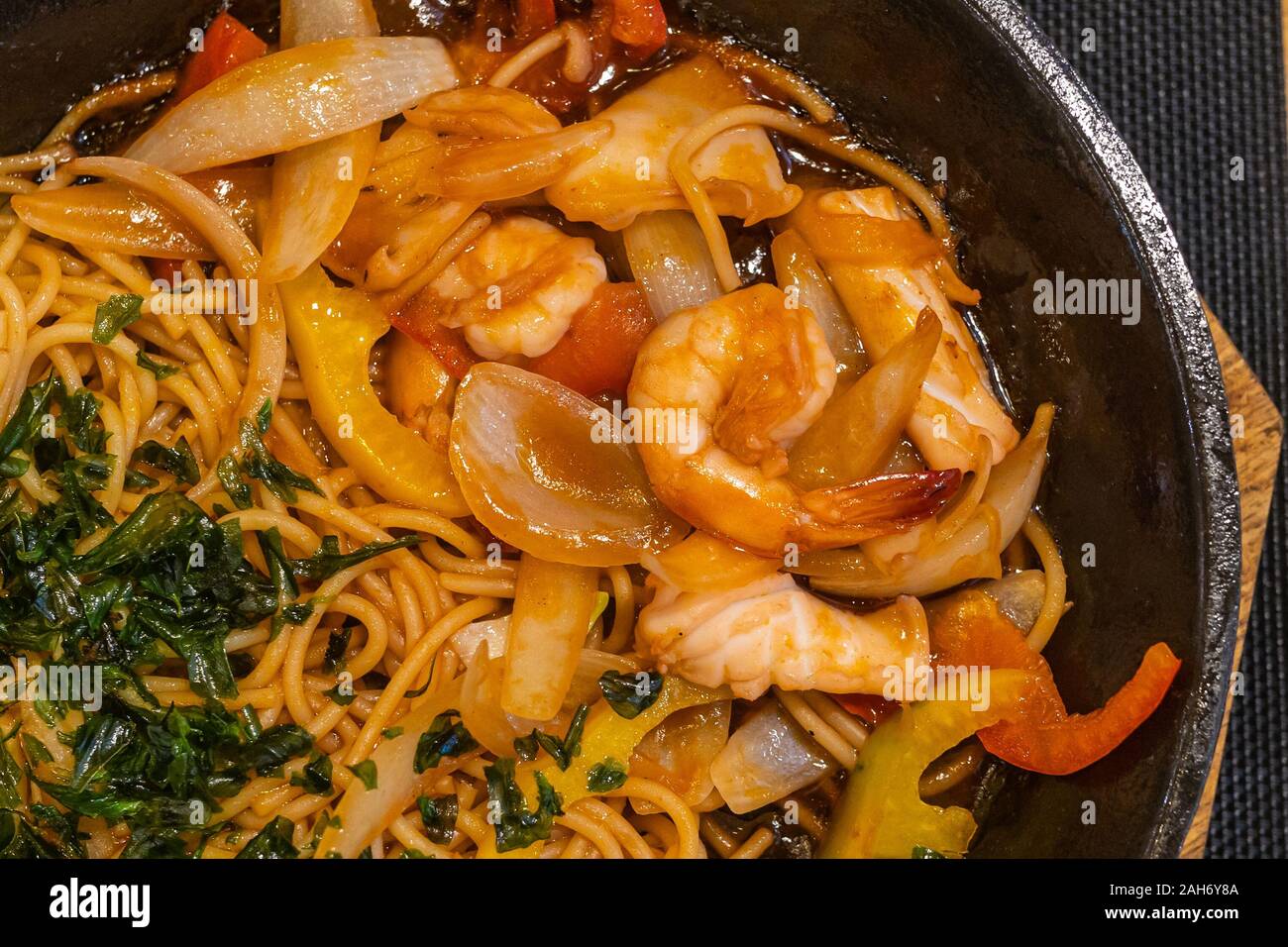 Delicious shrimp and onion spaghetti in sizzling iron platter Stock ...