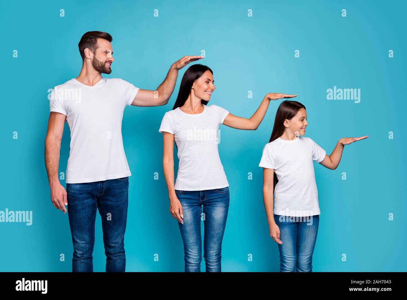 Profile side photo of sweet parent and their daughter with brunet hair ...
