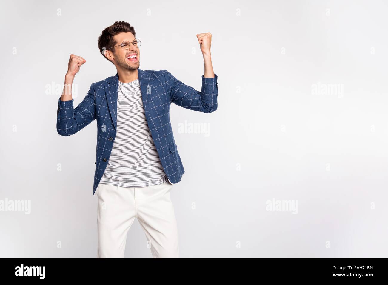 Portrait of his he nice attractive cheerful cheery ecstatic lucky ...