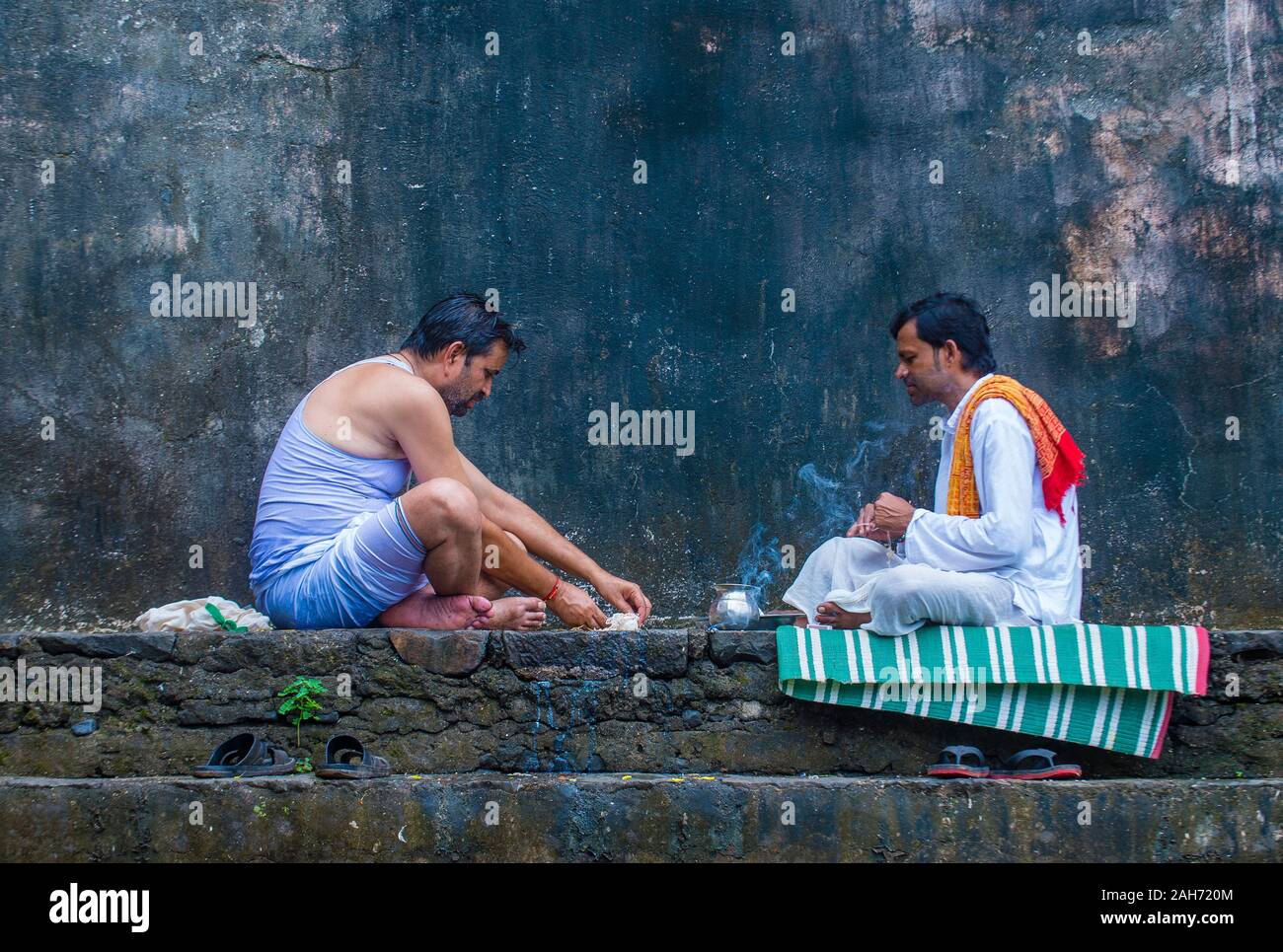 Indian men at Banganga Tank in Mumbai India Stock Photo - Alamy