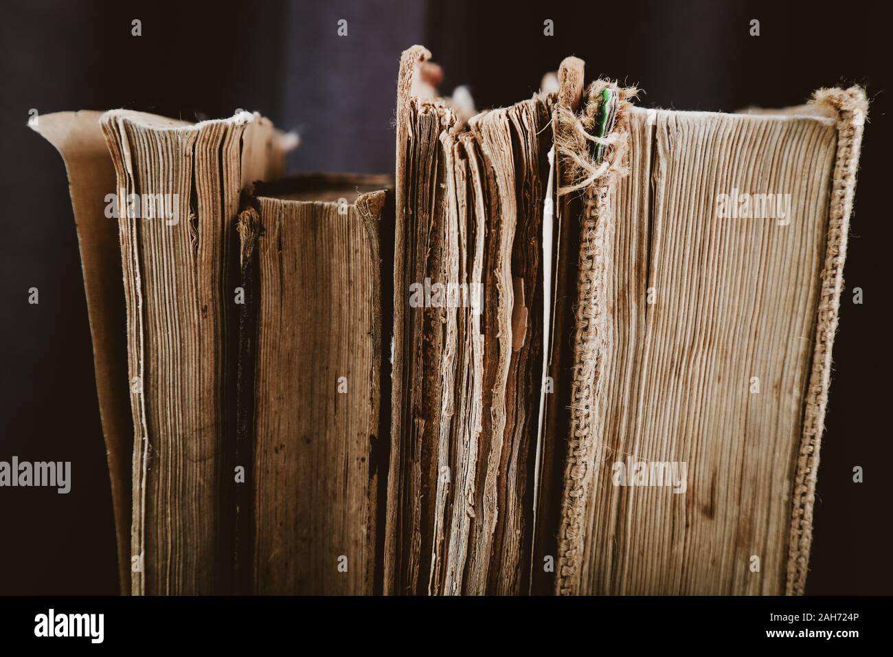 Book pages wallpaper hi-res stock photography and images - Alamy