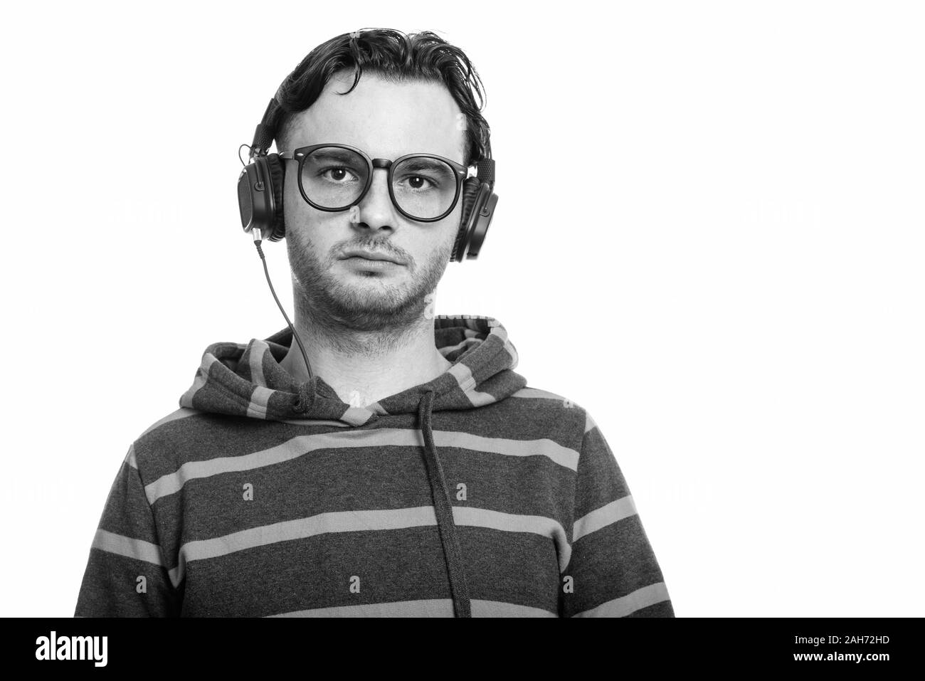 Young men listen music hi-res stock photography and images - Alamy