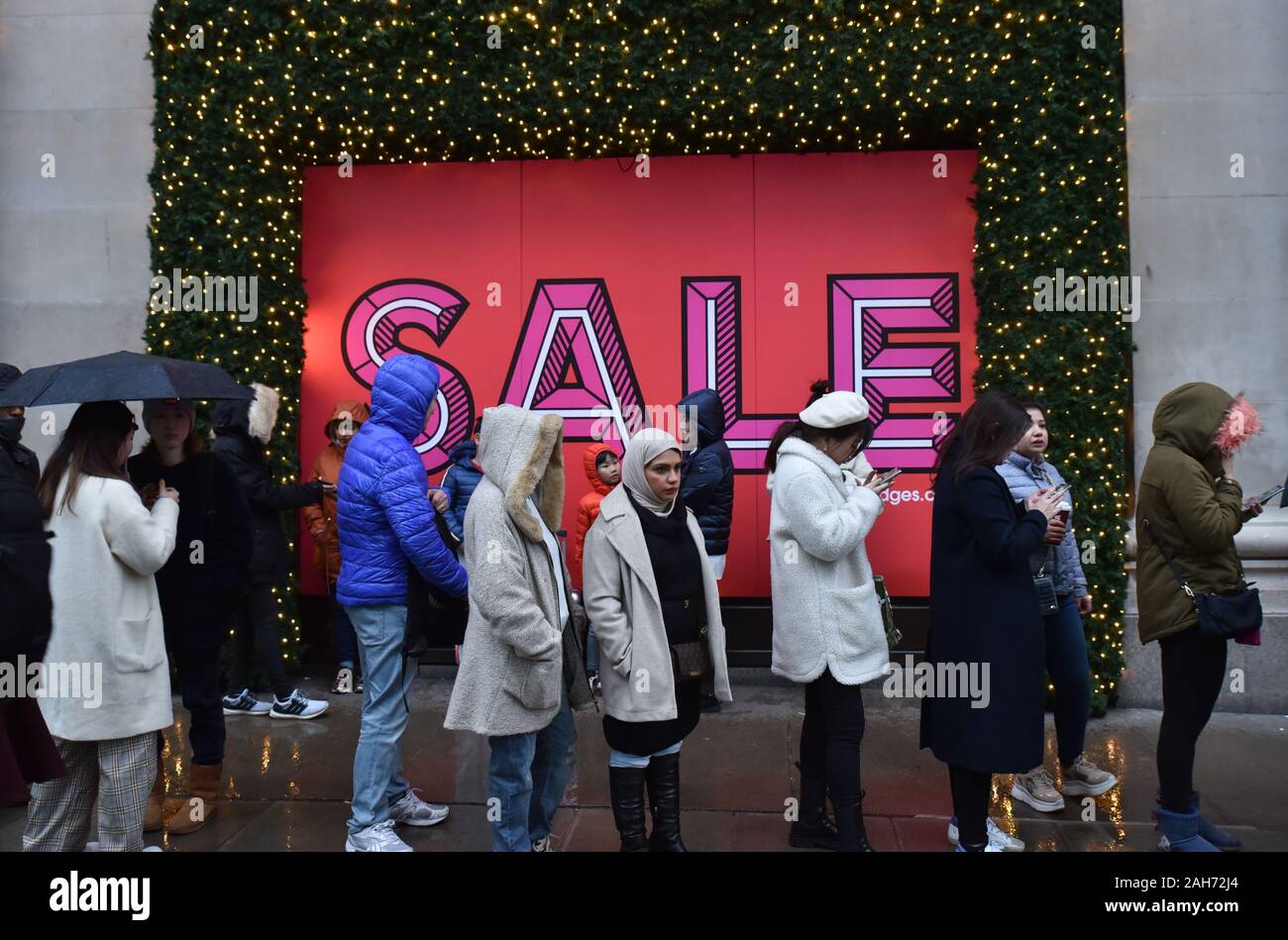 Oxford Street, London, UK. 26th Dec, 2019. Boxing Day sales begin in ...
