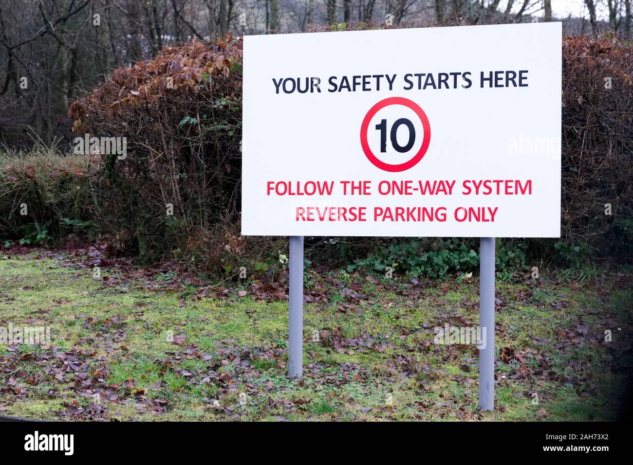 Reverse parking one way system in staff car park sign Stock Photo - Alamy