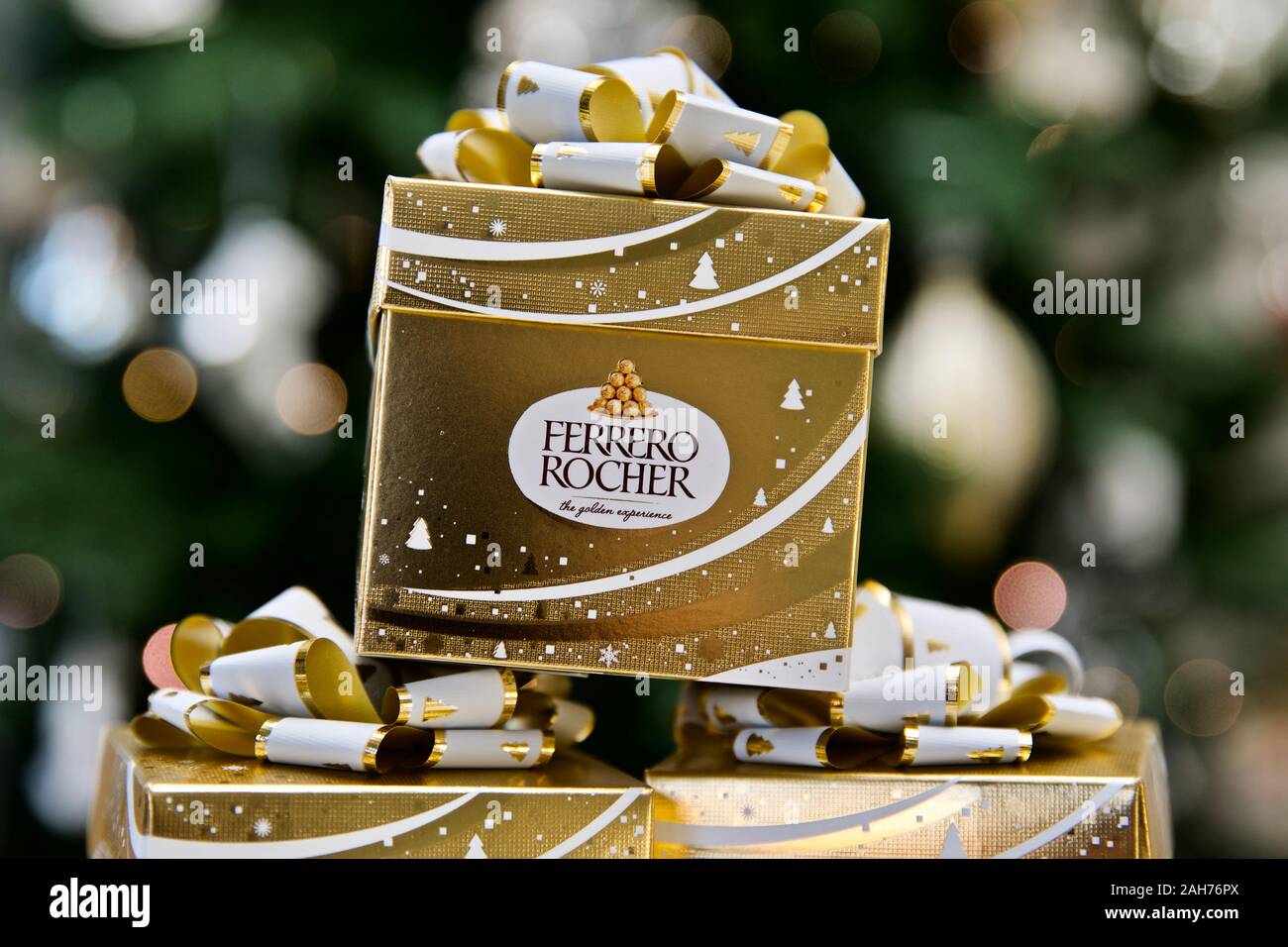 Ferrero Rocher - Golden Chocolate Gift Cube Stock Photo - Alamy