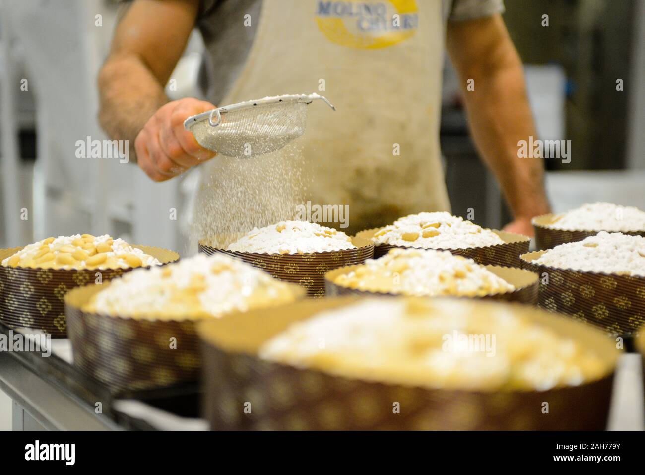 Panettone production hi-res stock photography and images - Alamy