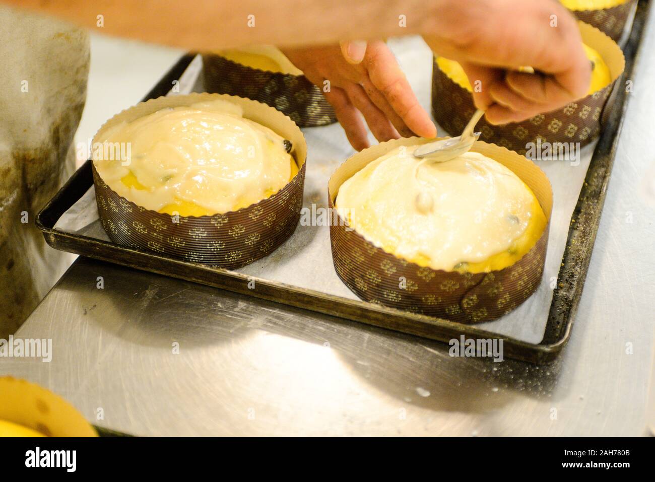 Panettone production hi-res stock photography and images - Alamy