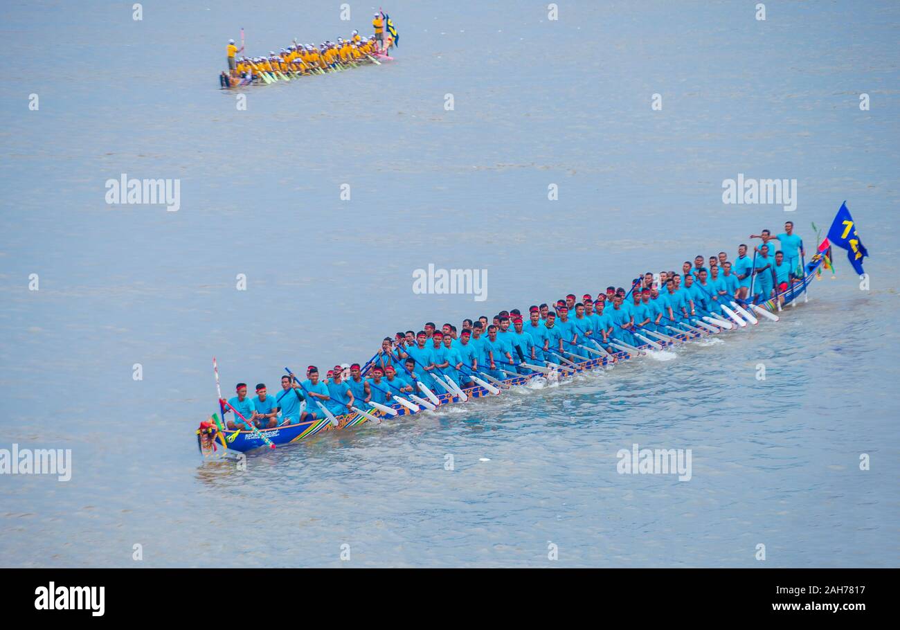 Boat race in Tonle Sap river in Phnom Penh Cambodia Stock Photo - Alamy