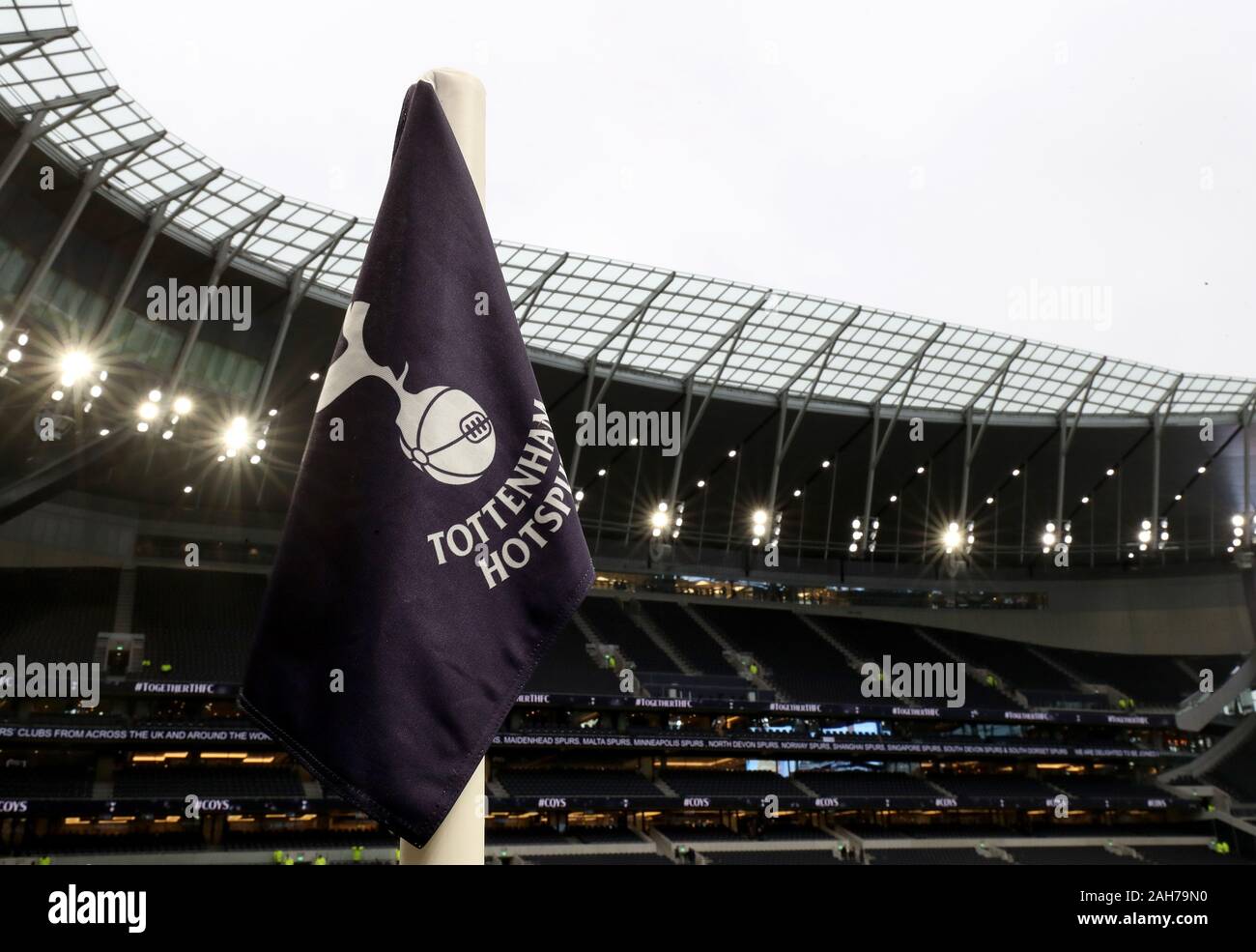 Tottenham hotspur stadium corner flag hi-res stock photography and ...