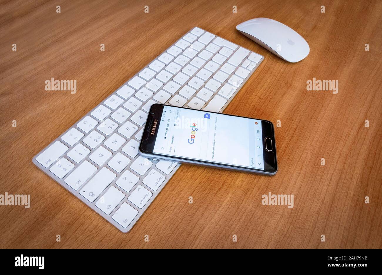 Mobile keyboard hi-res stock photography and images - Alamy