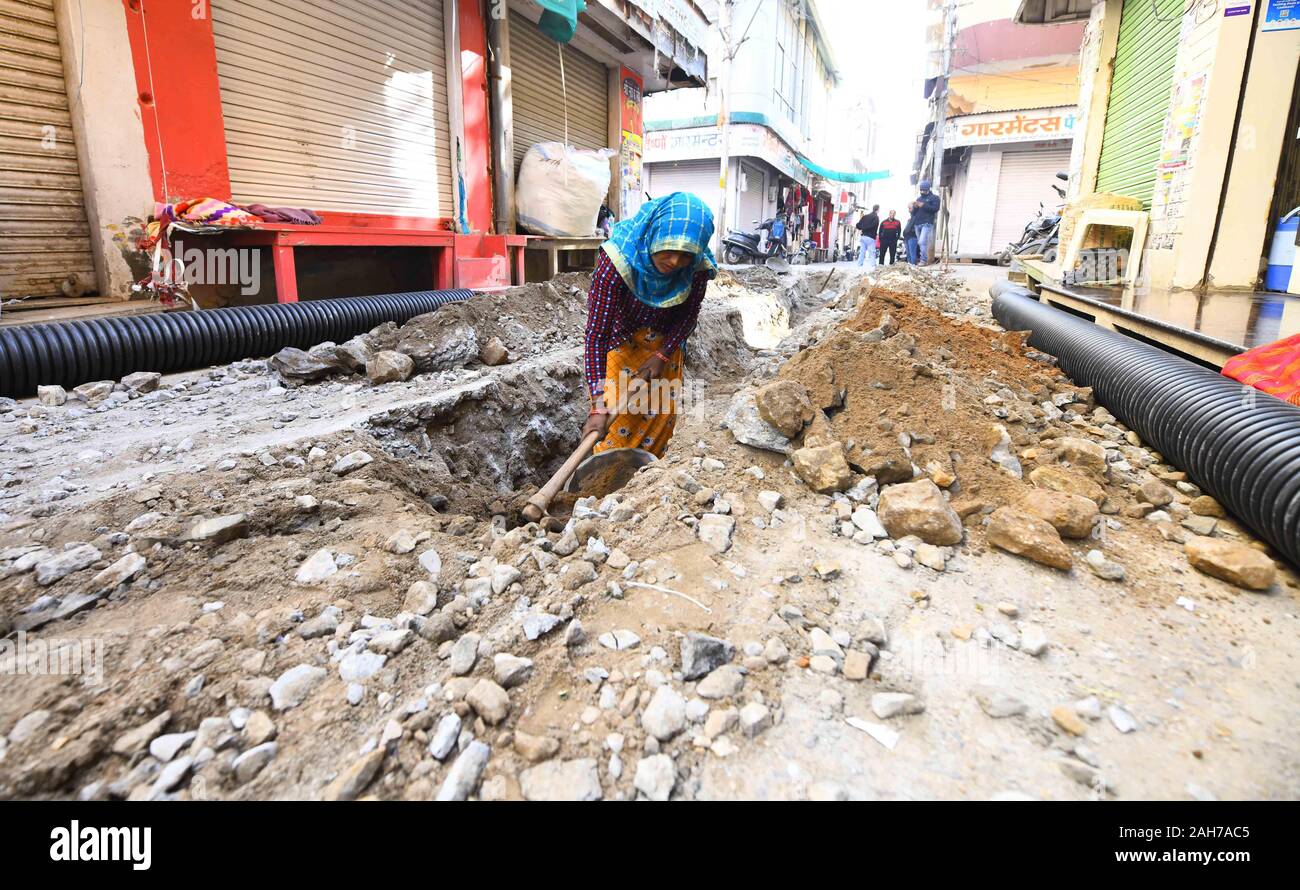 Women digging india hi-res stock photography and images - Alamy