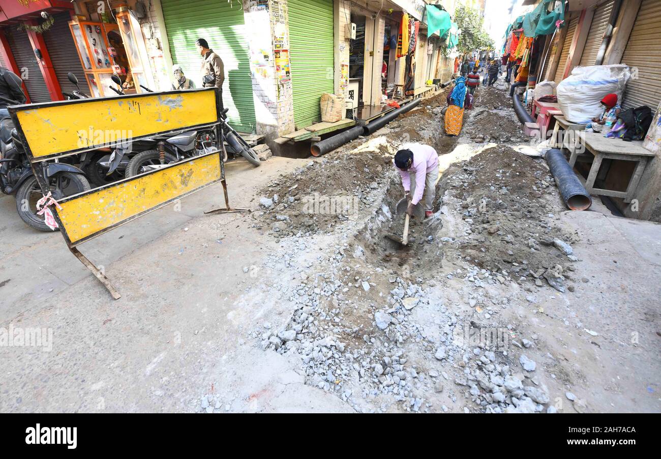 Women digging india hi-res stock photography and images - Alamy