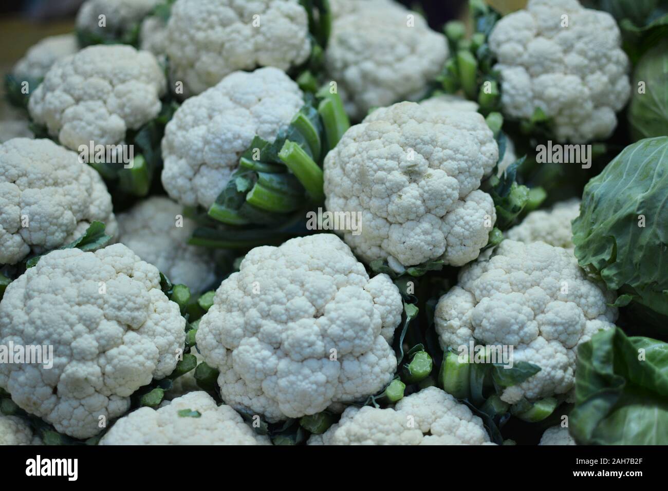 Cauli Flower-Ful Kobi in Indian vegetable Market Stock Photo - Alamy